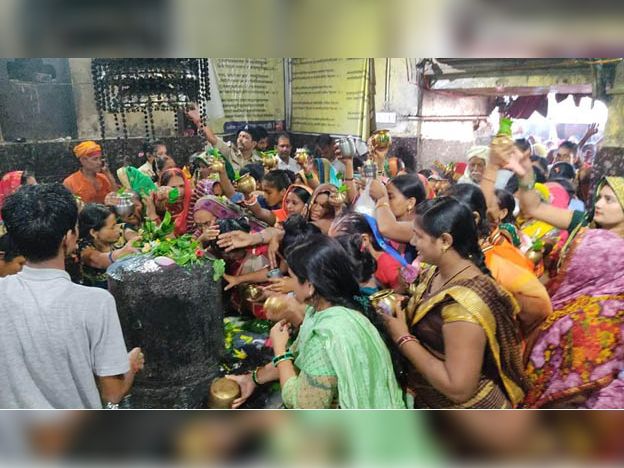 Queue for worship of Baba Hansnath of Guthani, echoed the chants of ...
