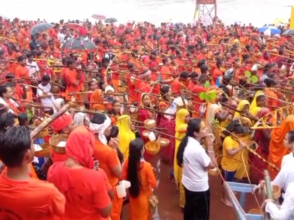 Thousands of Kavadis in Jabalpur are reaching Kailash Dham with Narmada ...