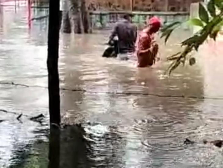 Drains overflow, water came on the roads, rescue of 3 people in Dhad ...