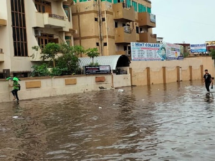Drains overflow, water came on the roads, rescue of 3 people in Dhad ...