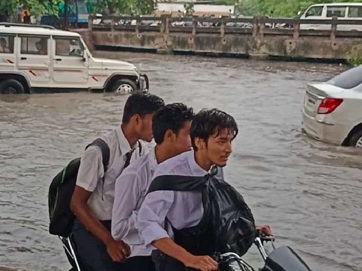 Drains overflow, water came on the roads, rescue of 3 people in Dhad ...