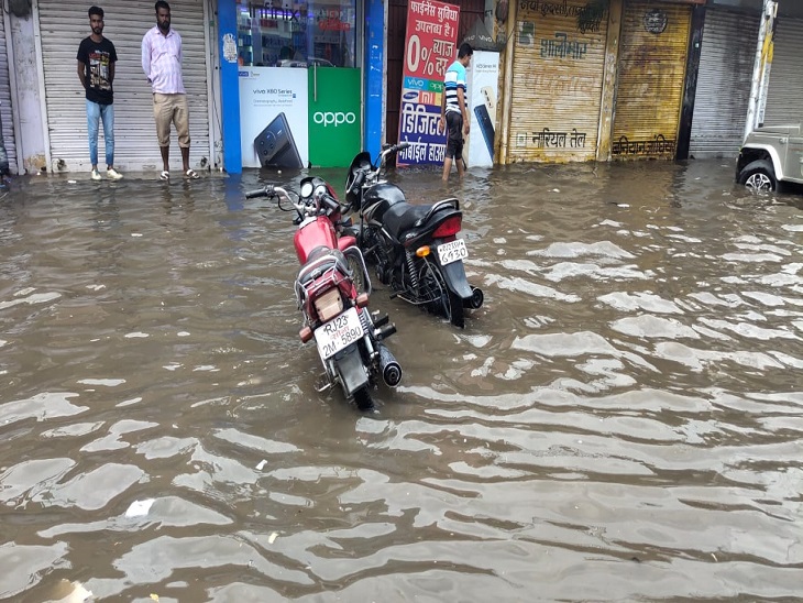 Road filled with water, many motorcycles submerged in water | सड़कों पर ...