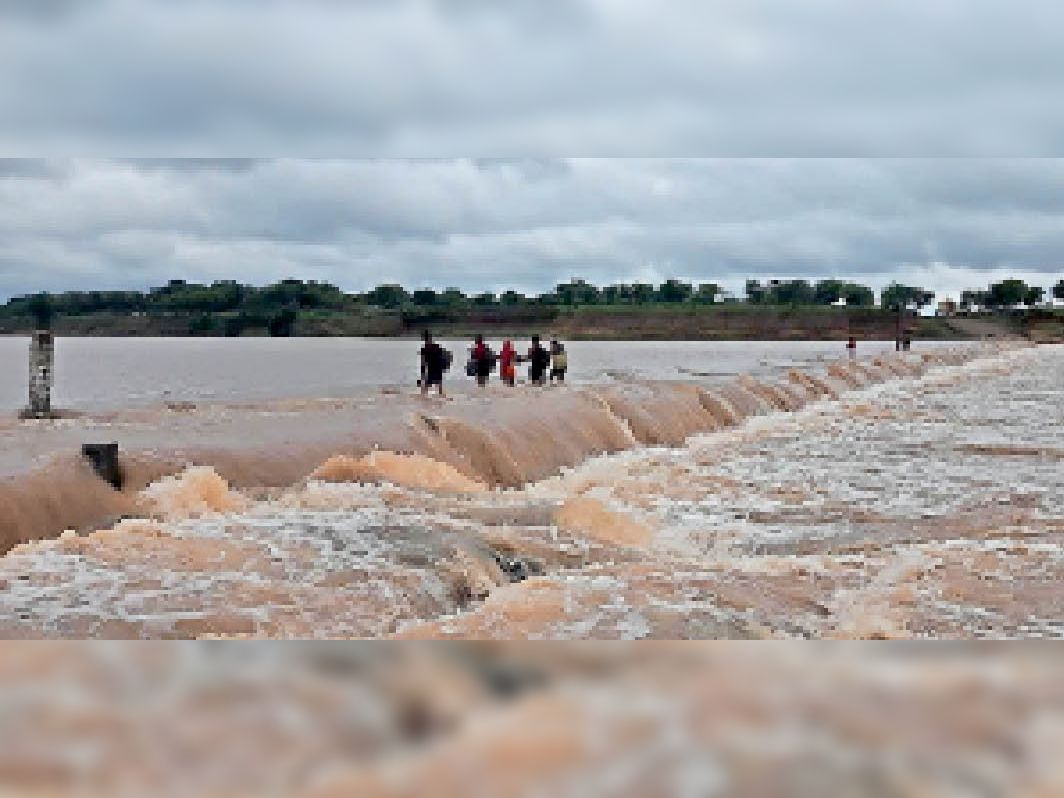 In Bhilkheda village, the water flowing fast on the Ramsetu culvert of ...
