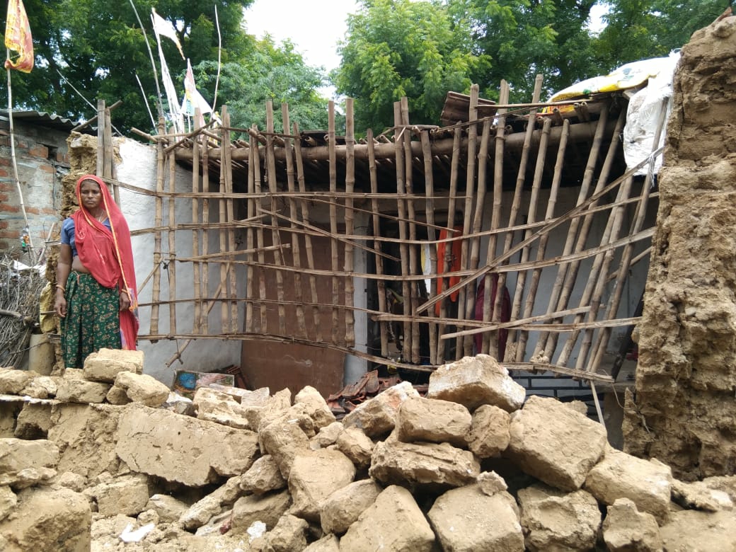 Due to incessant rain, the kutcha house collapsed, household items ...