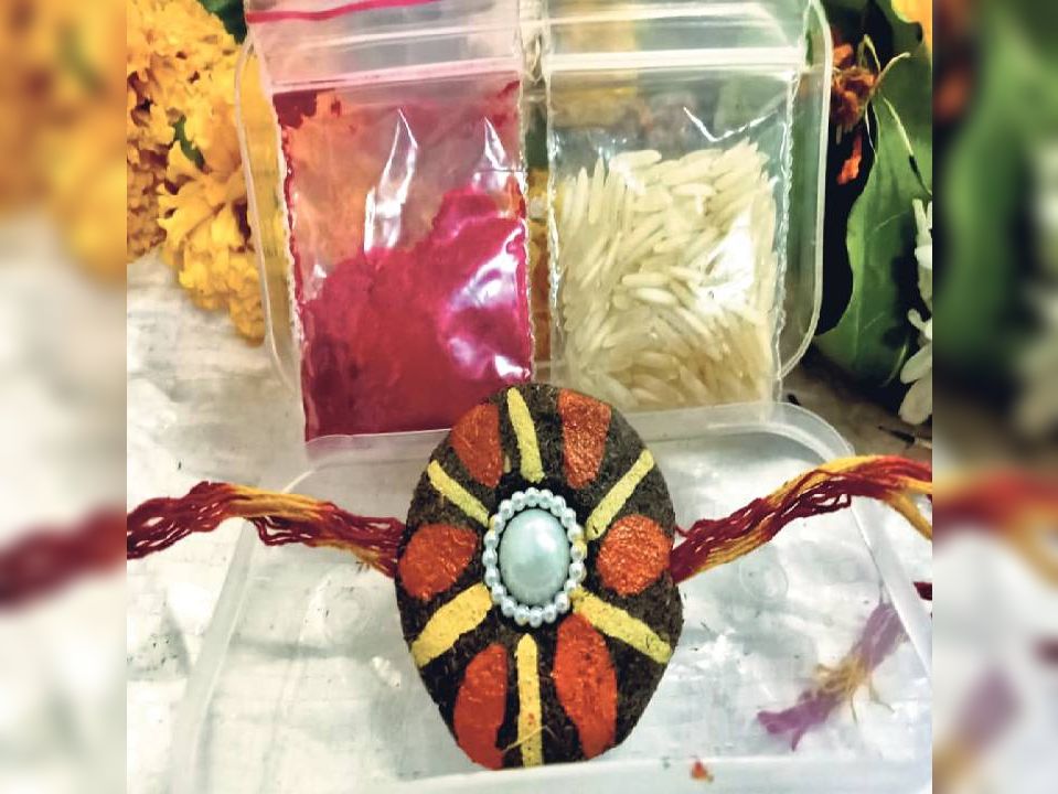 Rakhis made from cow dung and seeds; love will flow | राखियों से नवाचार ...