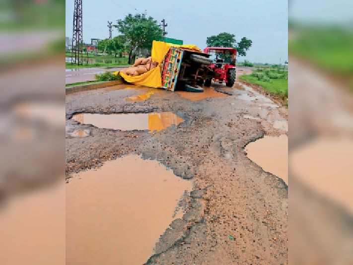 The road connecting the city to the highway is dilapidated, vehicles ...