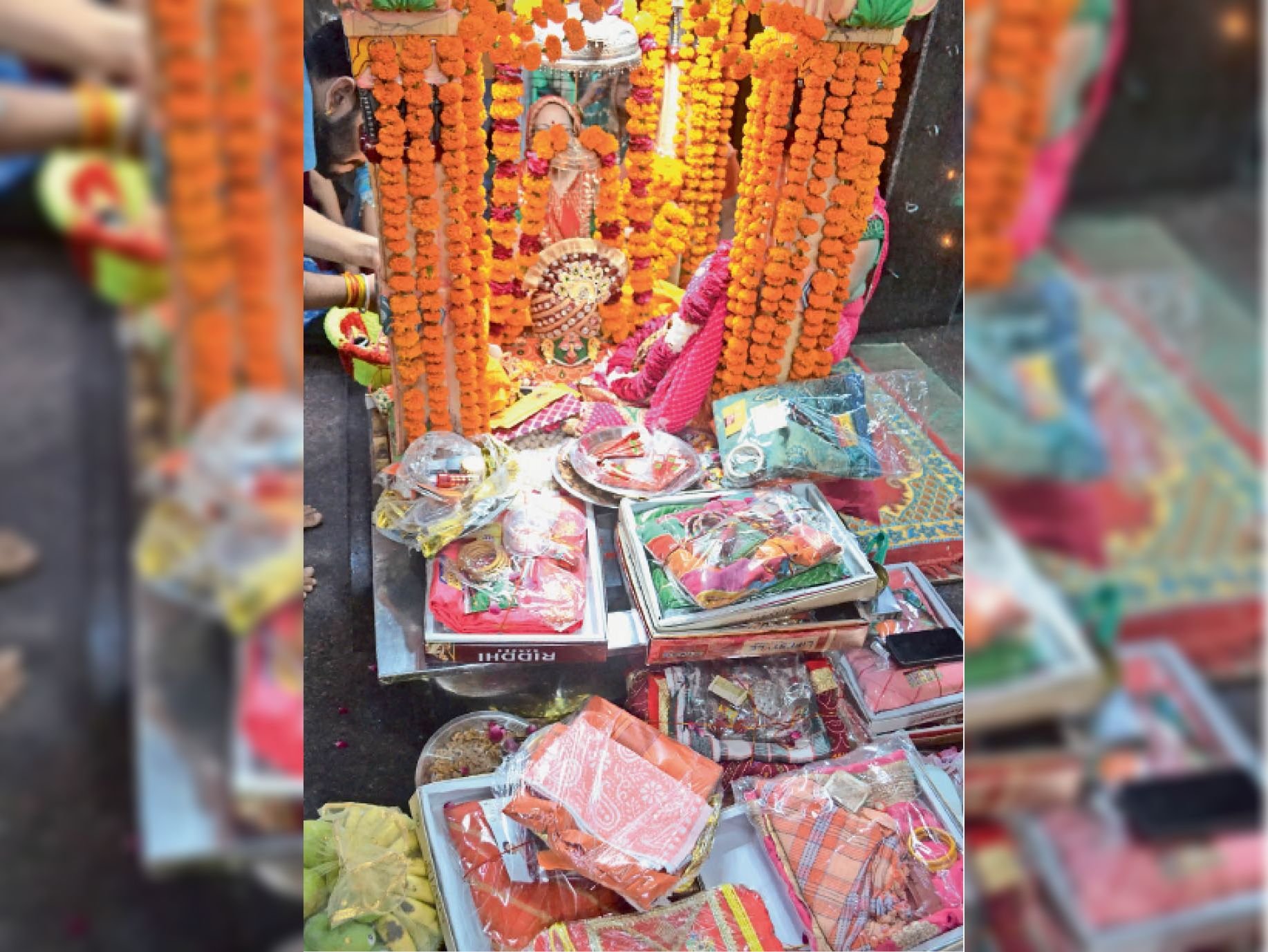 Women visited the city with the Sinjara box of Goddess Parvati who came ...