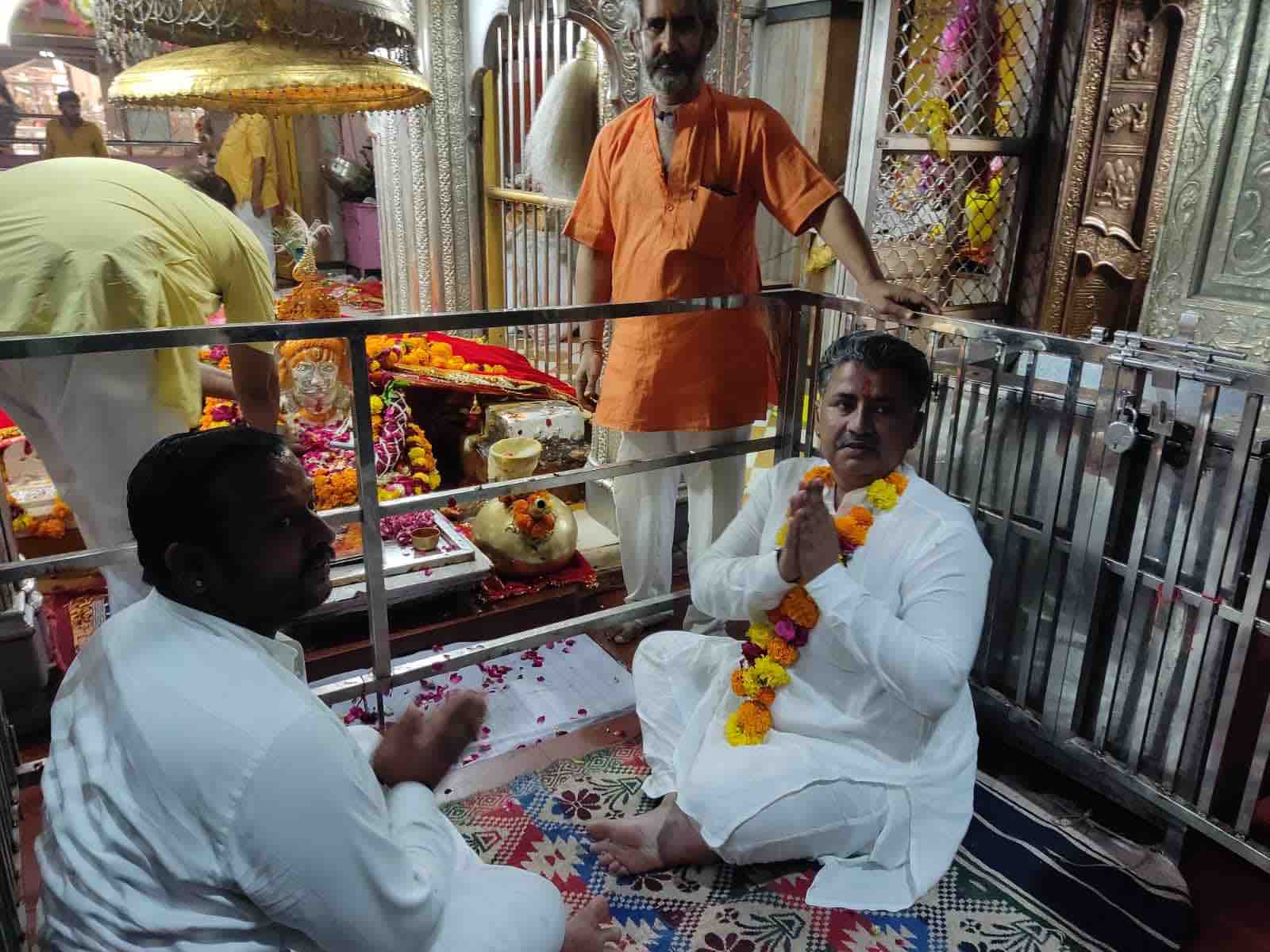 Jaisalmer district chief visited Ramdevra and visited Baba's Samadhi ...