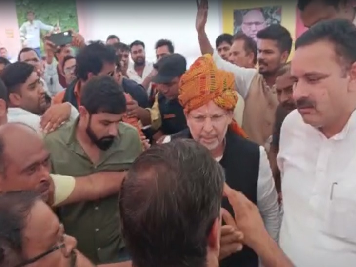 Supporters of MLA Kuldeep Vats and MP Arvind Sharma clashedए Taking a ...