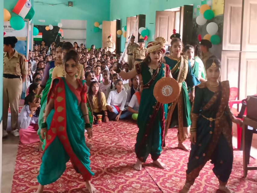 DM administered the oath of allegiance to the national flag, NCC girl ...