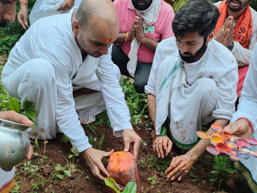 Brother's soulful meeting with Sukhdev Muni, devotees attending the ...