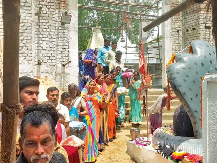 Devotees queue to see Chaturbhuji Nagdev in 253 year old Nageshwar ...