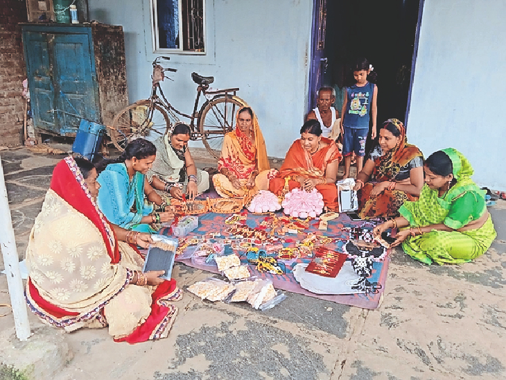 Hand made rakhis made of Rudraksha and Akshat are being sold in the ...