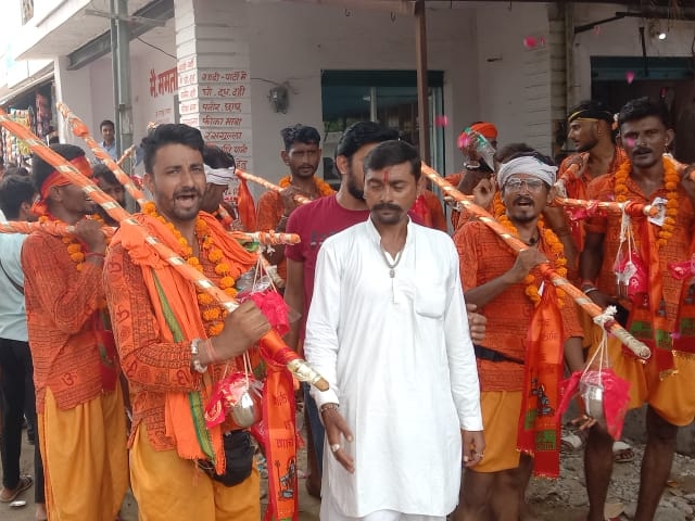 The people of the town showered flowers, the kanwariyas left for ...