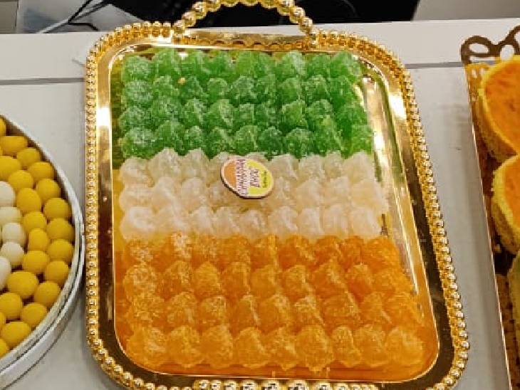 Lucknow Chappan Bhog prepared tricolor sweets, available in the market ...