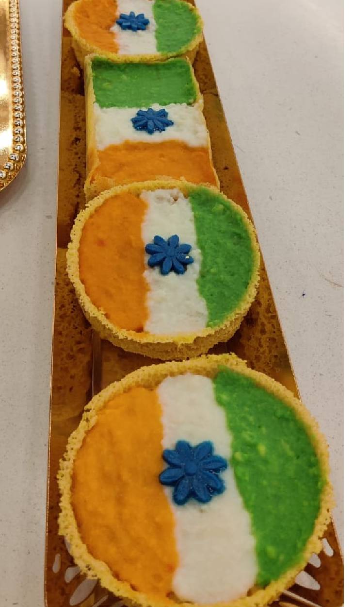 Lucknow Chappan Bhog prepared tricolor sweets, available in the market ...