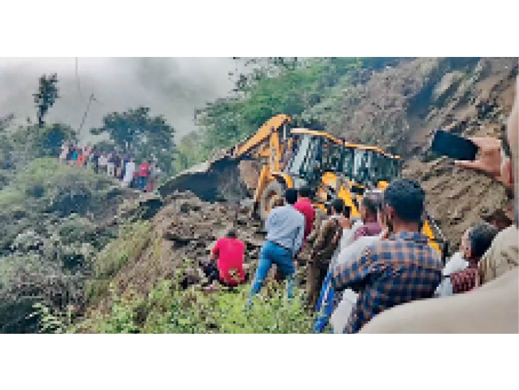 Landslide near Bhatudi due to heavy rain, vehicular movement on Solan ...