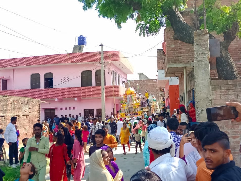 Tazia procession taken out on Muharram in Bidhuna Tricolour-decorated ...
