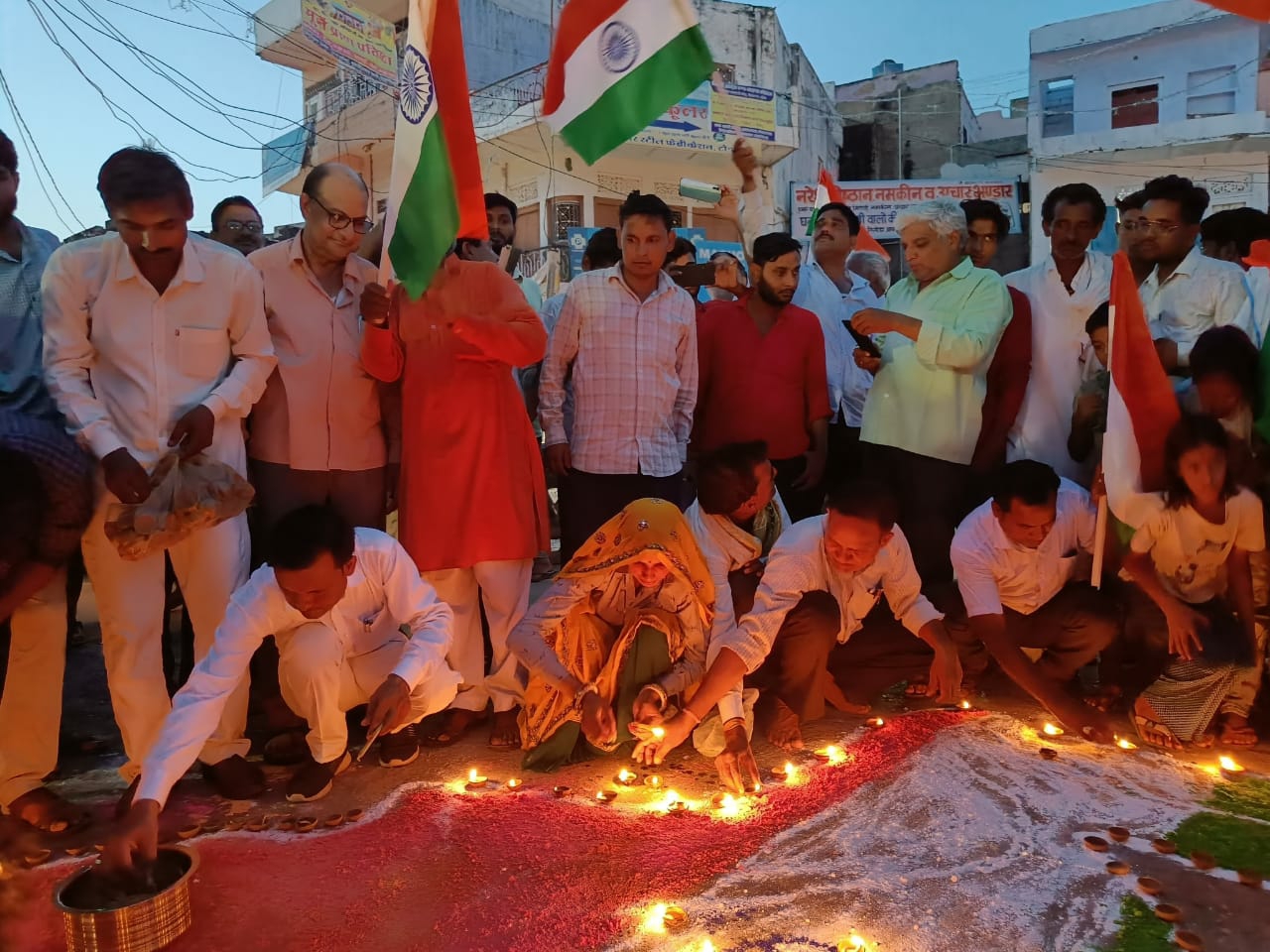 Tribute to the martyrs by lighting the lamp by making Rangoli, shouting ...