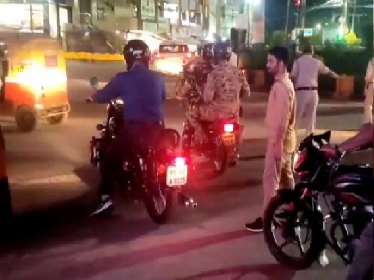 Autos were standing randomly on the middle road, tempo drivers were ...