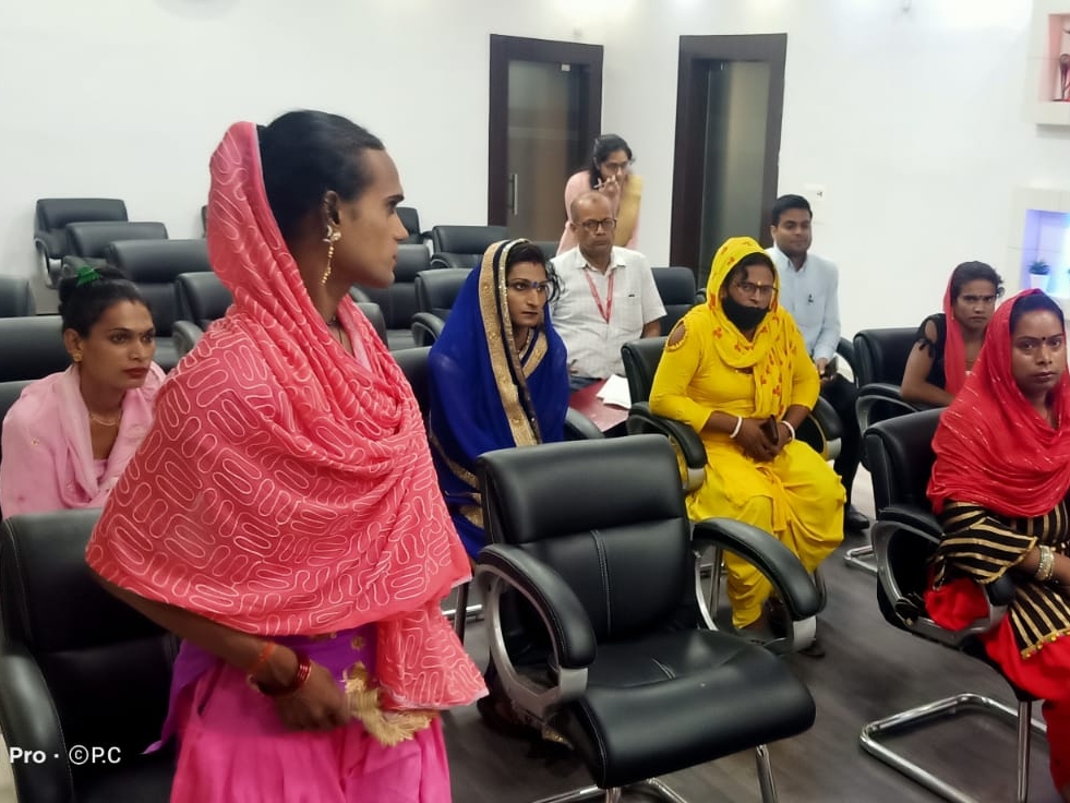 आर्थिक-सामाजिक विकास के लिए जिला स्तरीय कमेटी गठित, किन्नरों ने डीएम से ...