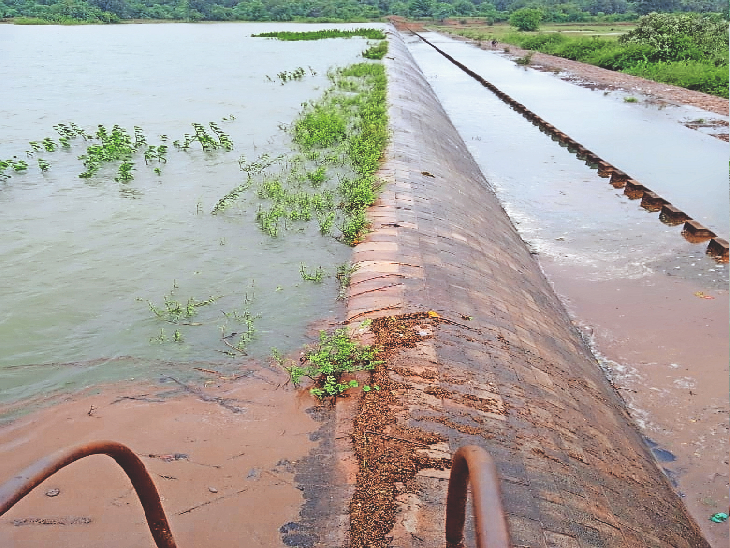 After Matiamoti, now Kharkhara Dam also spilled for the 7th time in 10 ...
