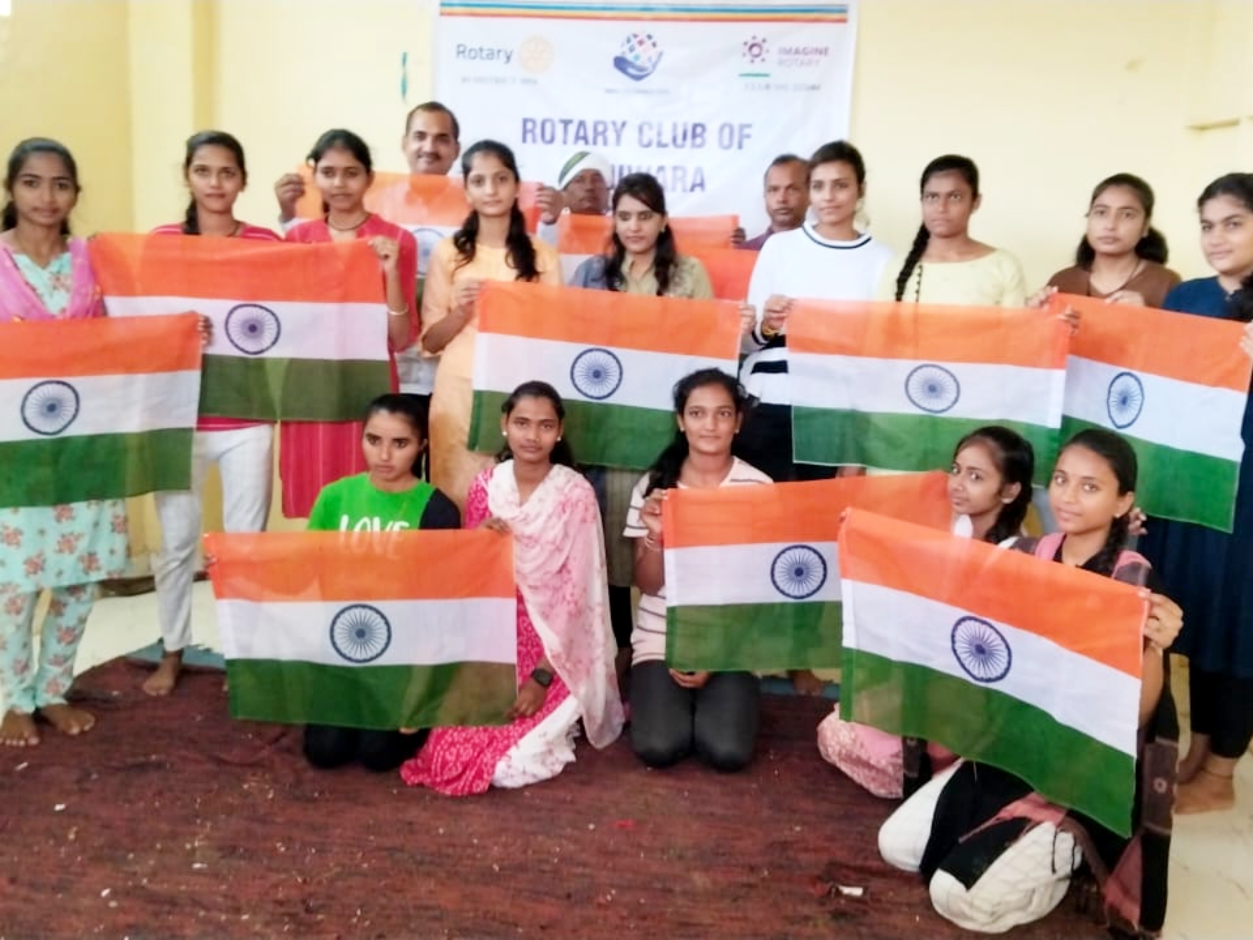 Rotary Club took out tricolor yatra in Raniwada, girls hoisted the ...