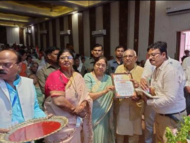 Mathur Vaishya Mahasabha honored the freedom fighter and his family ...