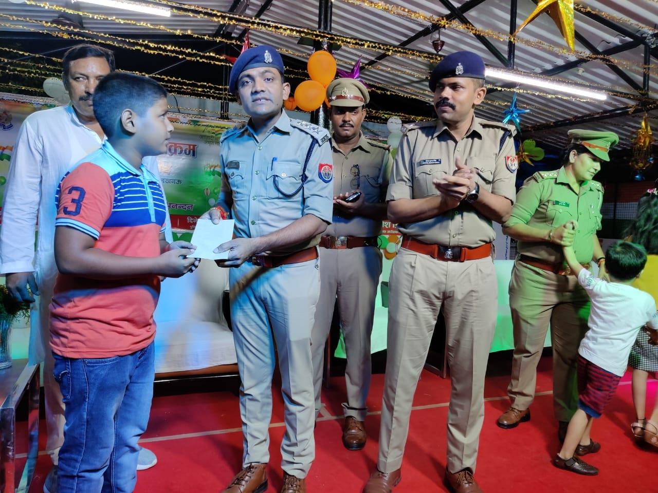 Program in Unnao Police Line on the eve of Independence Day Policemen ...