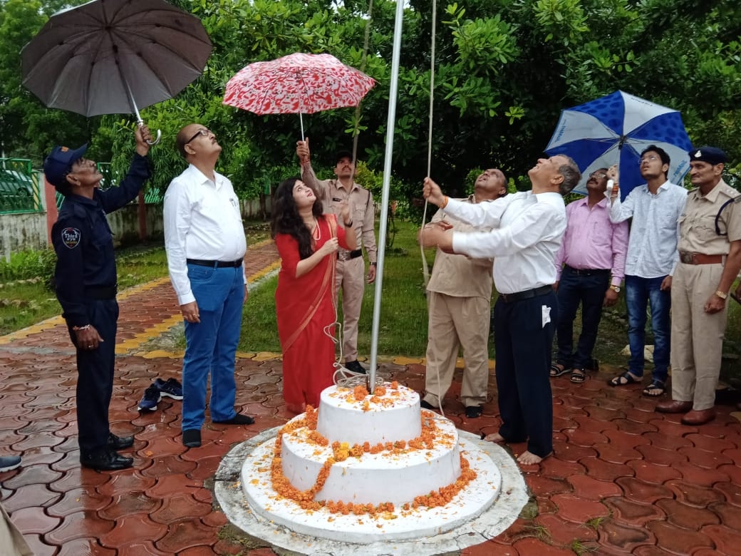 Collector Rishi Garg hoisted the flag in the main function amidst ...