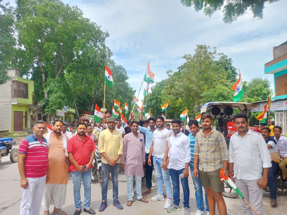 Bajrang Dal activists, people welcomed by showering flowers ...