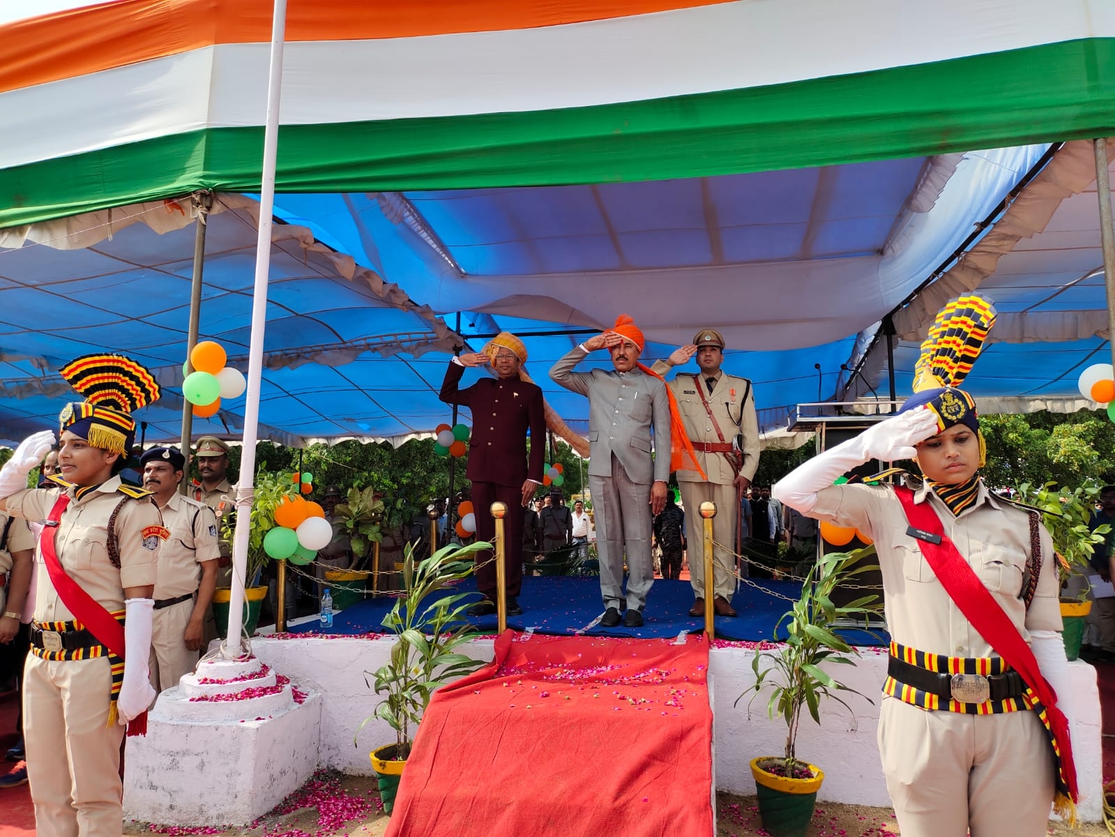 प्रभारी मंत्री सुरेश धाकड़ राठखेड़ा ने किया ध्वजारोहण, सीएम के संदेश का ...