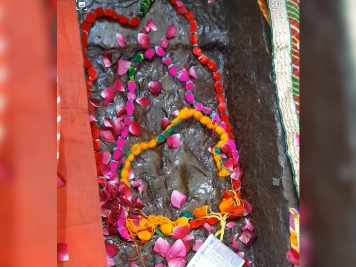 Shrinath ji had spent 4 months, there is darshan from the window ...