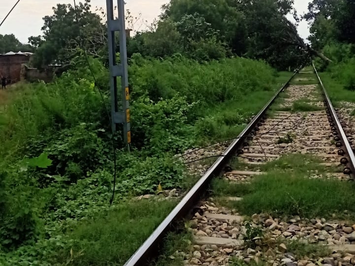 Many poles broken, Balamau going passenger stood at Makhi station for 6 ...