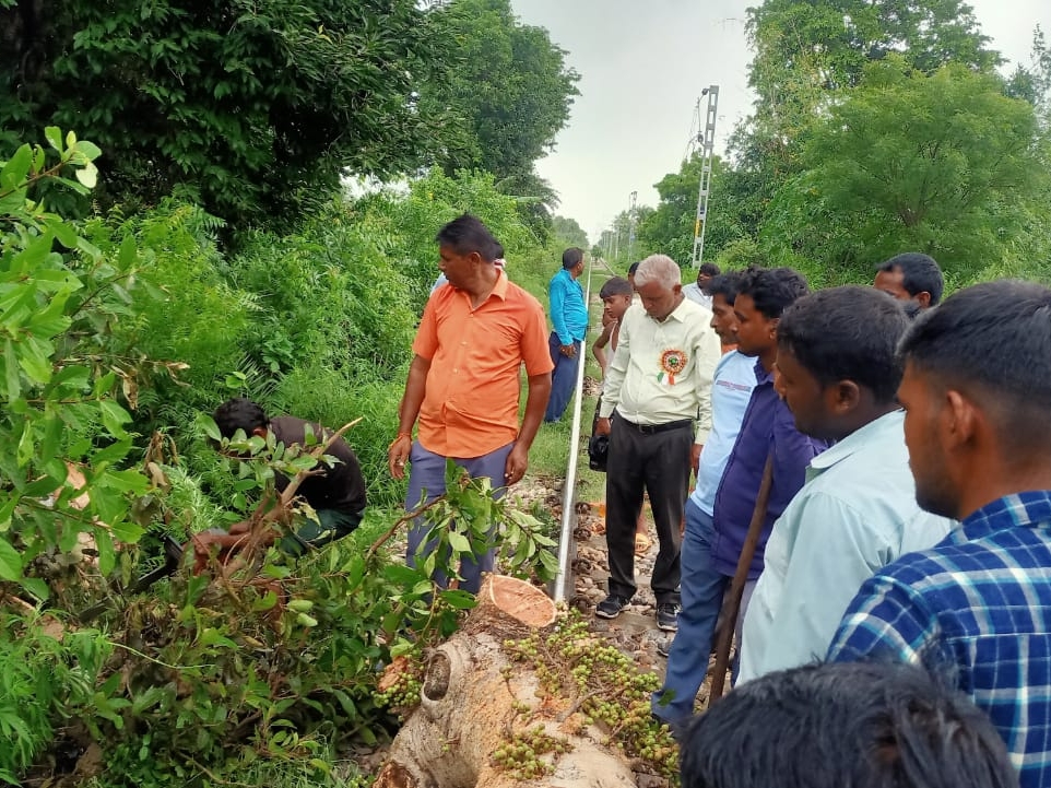 Many poles broken, Balamau going passenger stood at Makhi station for 6 ...
