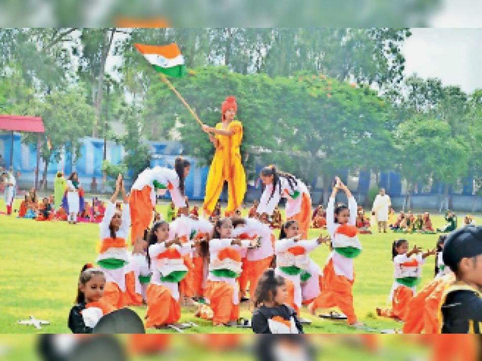 Salute to the martyrs, salute from the march past, children programmed ...