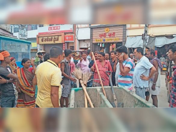 Seeing the mess, the commissioner scolded the workers, then the ...