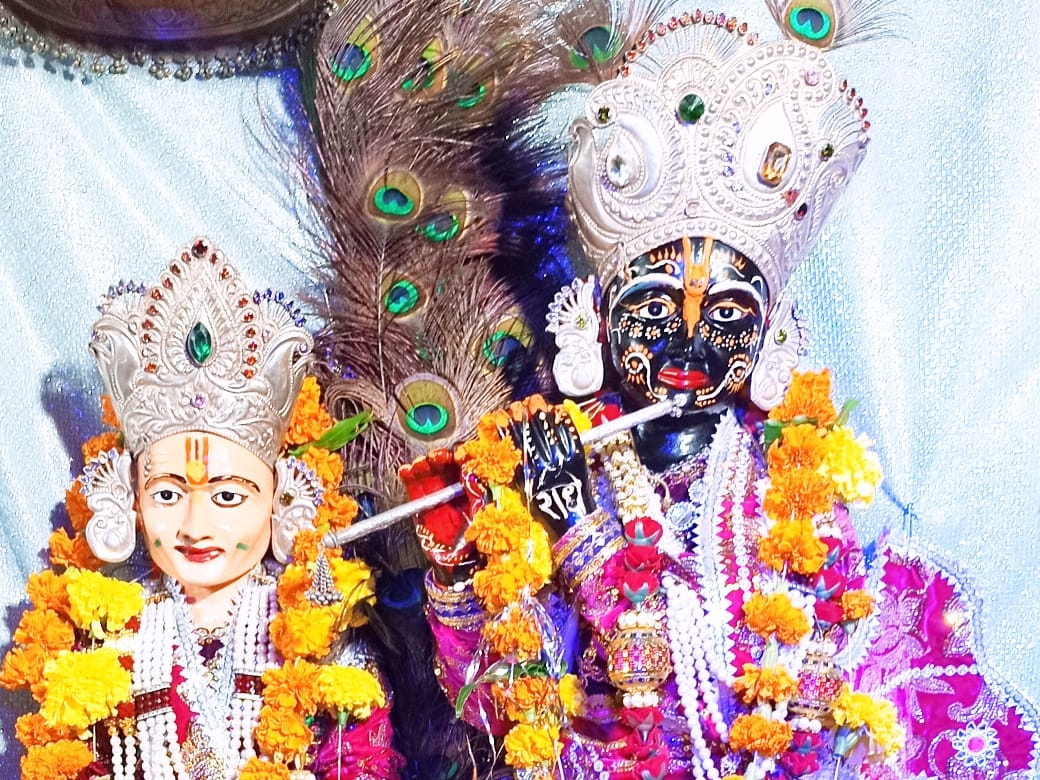 Devotees queue for the darshan of Shri Krishna-Sudama, religious events ...