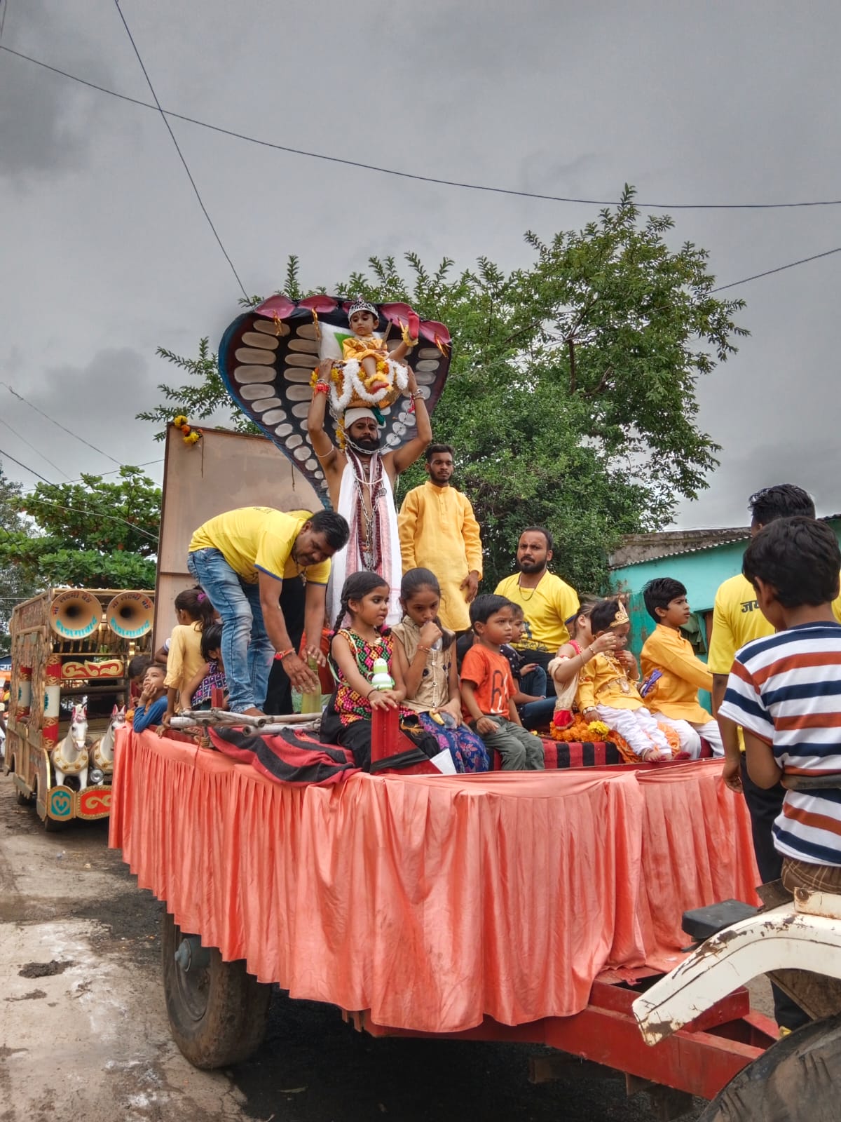 The tableau of Krishna-Sudama and Balroop attracted | नर्मदापुरम में ...