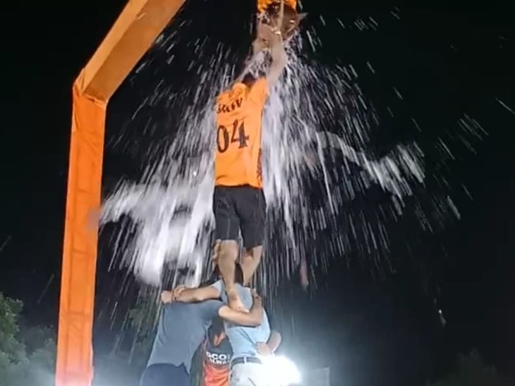 It took 14 seconds to break a 20 feet high handi. | 14 सेकेंड में फोड़ ...