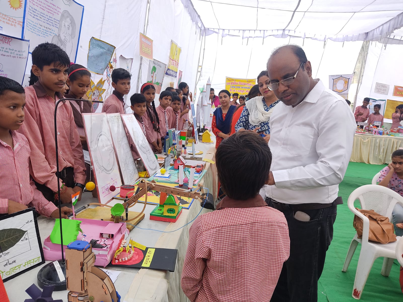 Science exhibition for children held in Meerut | सरकारी स्कूल के बच्चों ...
