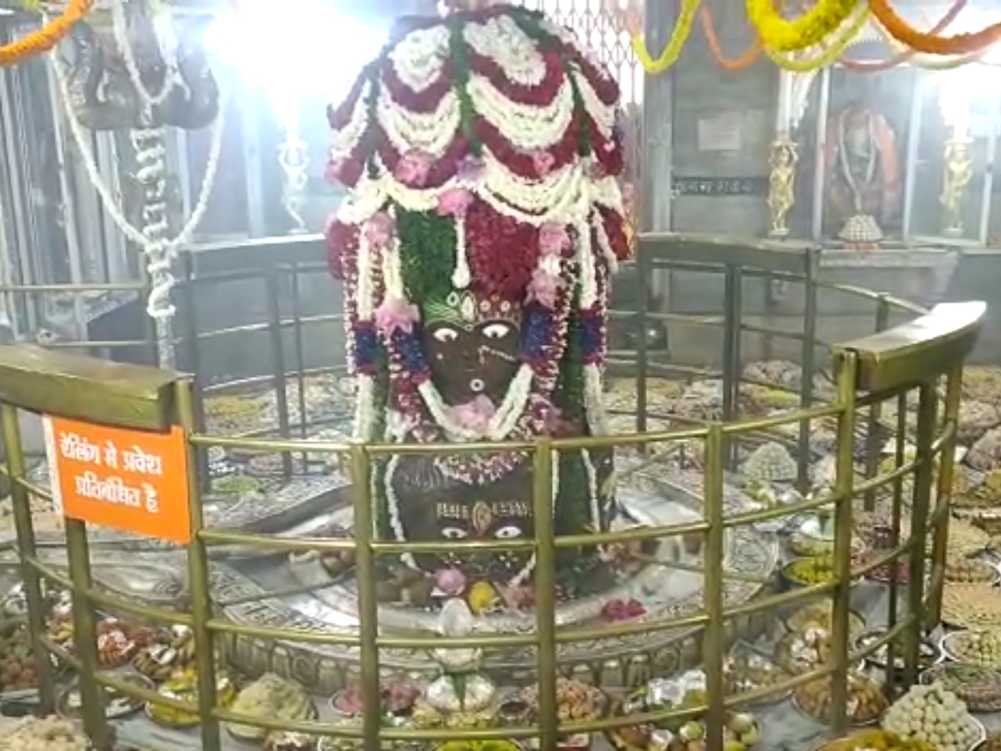 बाबा का नयनाभिराम श्रंगार हुआ, 56 तरह की नैवेध थाल से सजा बाबा का दरबार ...