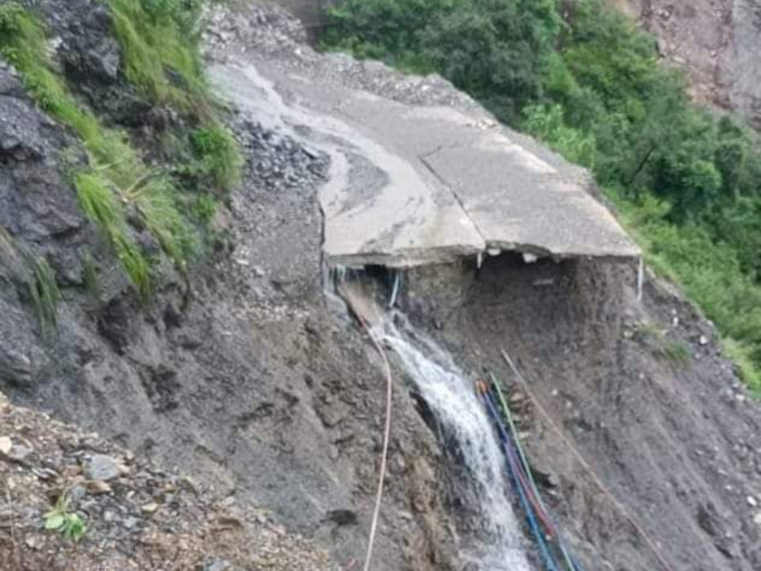Cattle shelter collapsed due to heavy rain in Sihunta of Chamba | मलबे ...