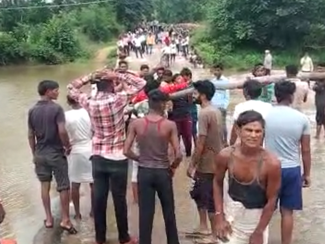 While crossing the culvert, the child who fell in the water drowned ...