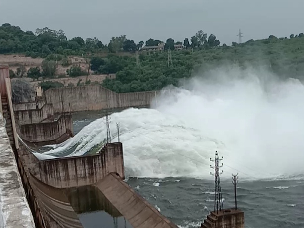 दो गेट खोलकर 60 हजार क्यूसेक पानी की निकासी, भराव क्षमता के पास पहुंचे ...