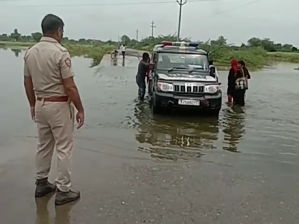 The PCR vehicle of the police was pushed out, the drain became trouble ...
