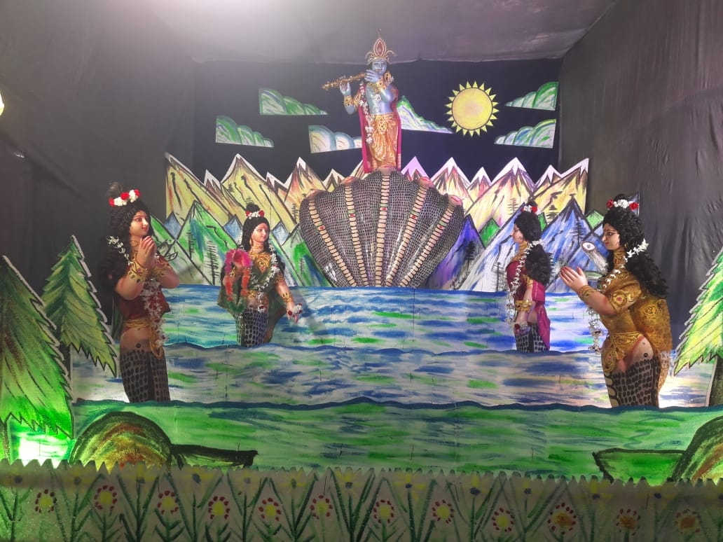 A grand procession was taken out in the town, Kanha came dancing on the ...