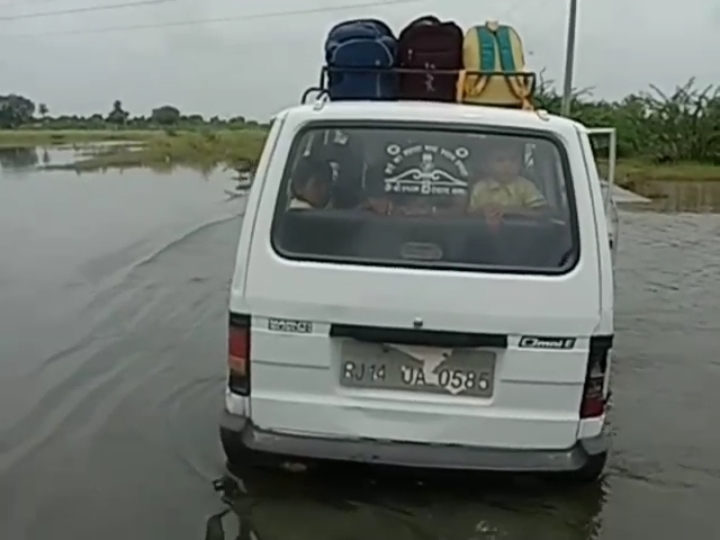 The PCR vehicle of the police was pushed out, the drain became trouble ...