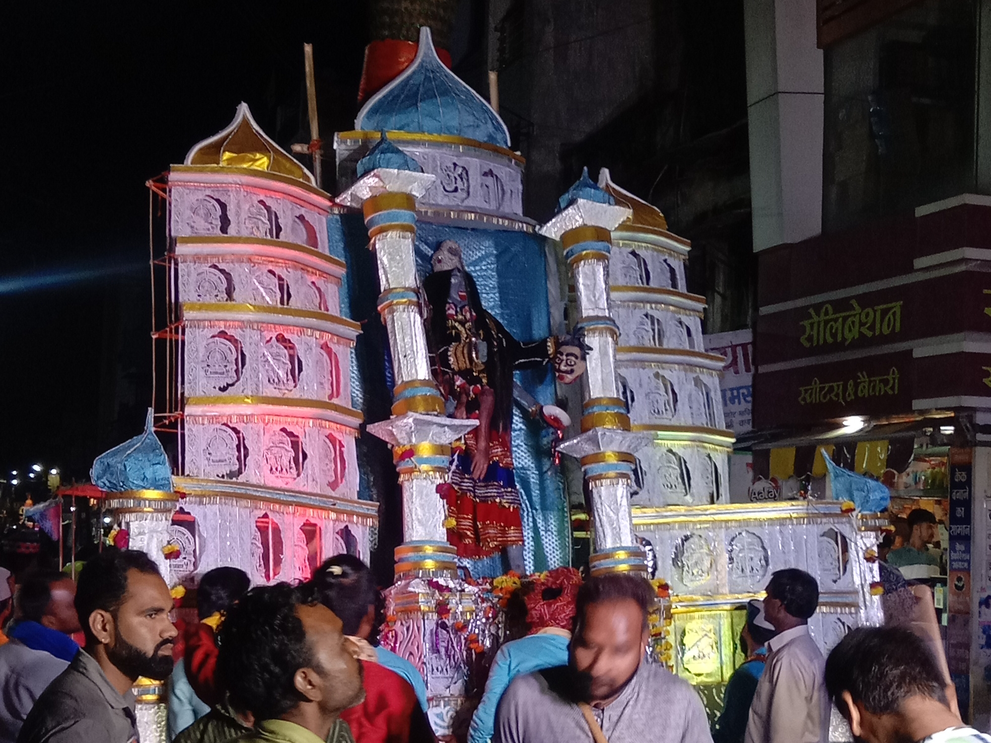 गोगा देव निशान पर उकेरे कालिका माता, कान्हा जी और बाबा साहब, सुबह 4 बजे ...