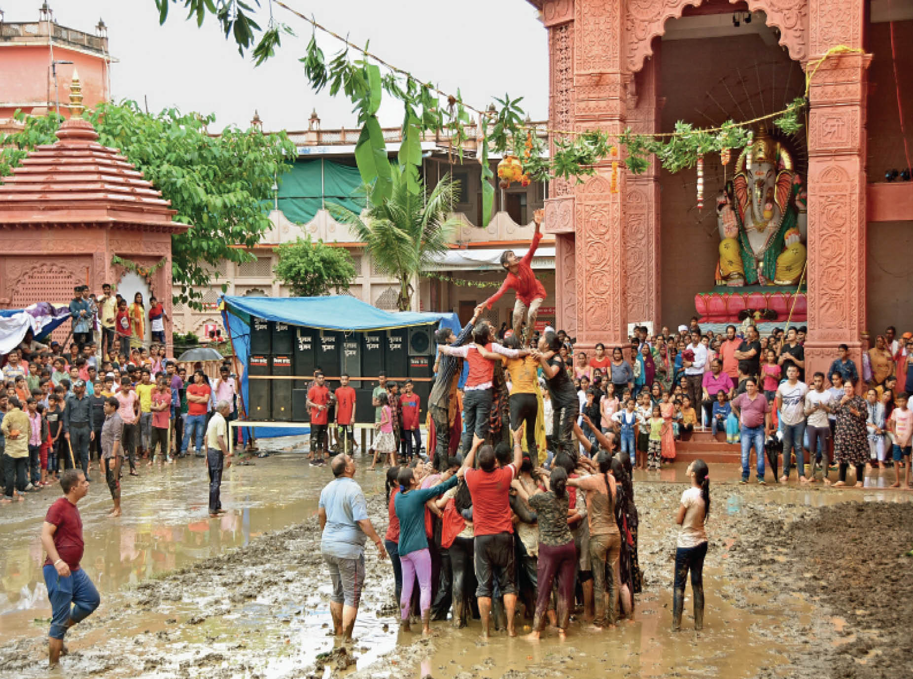 In Gulab Baba temple, girls broke 18 feet high pot, first men's section ...